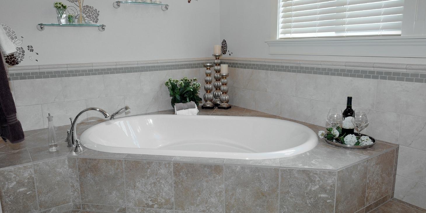 3 Reasons To Install A Soaker Tub In Your Bathroom | Homienjoy